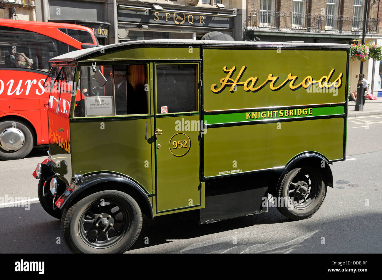 Harrods knightsbridge elektrischer lieferwagen -Fotos und -Bildmaterial ...