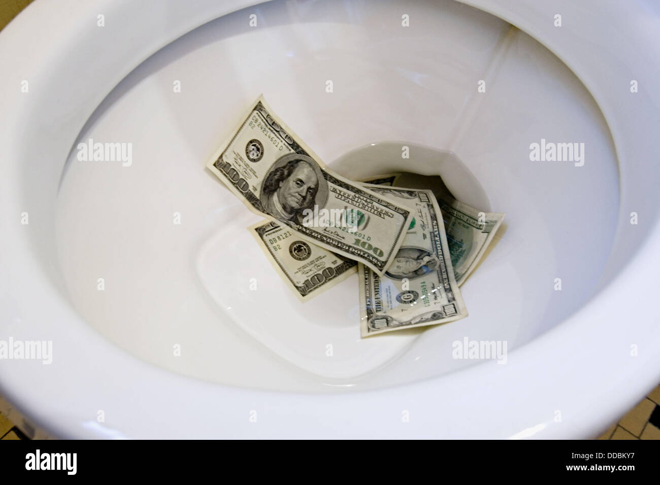 Geld wegwerfen -Fotos und -Bildmaterial in hoher Auflösung – Alamy