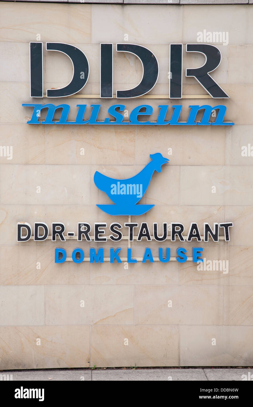 DDR Museum-Logo und Ortseingangsschild; Berlin; Deutschland; Europa ...