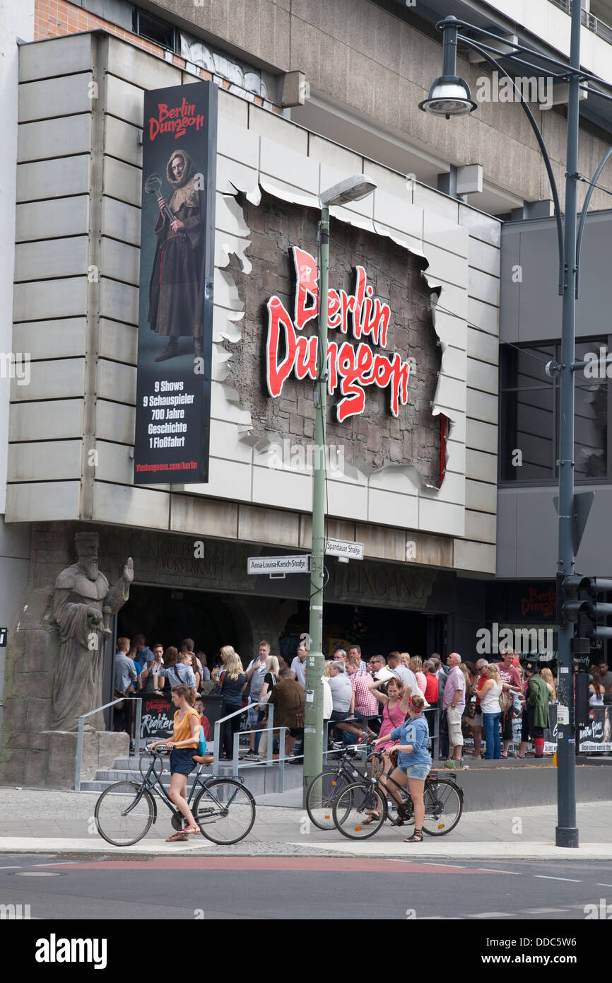 Menschen am Eingang des Berlin Dungeon, Berlin, Deutschland, Europa ...