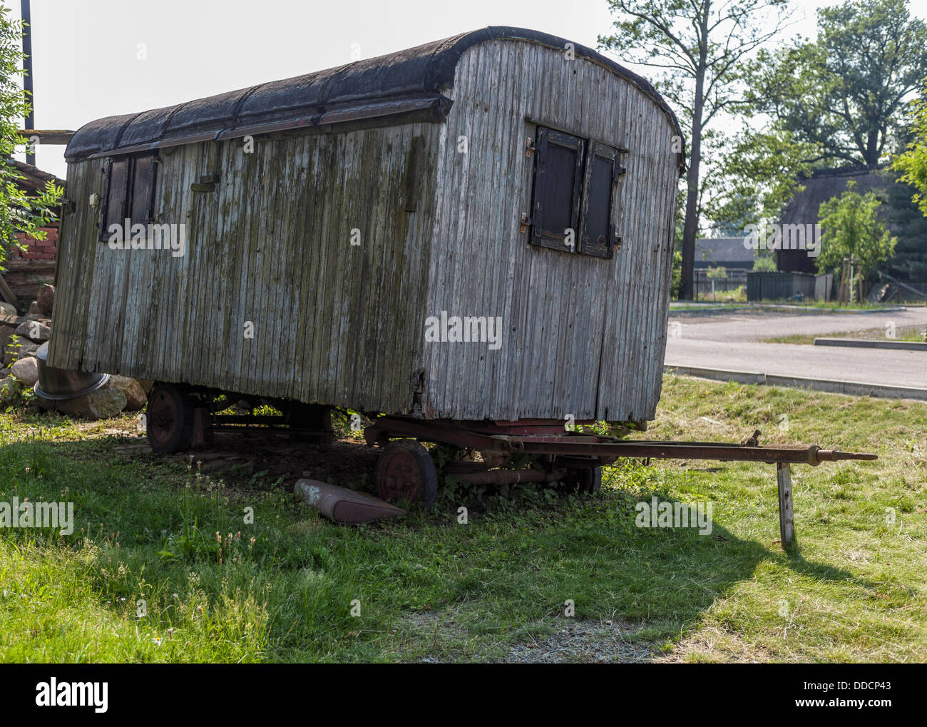 Alte hölzerne Wohnwagen geparkt am Straßenrand in der sorbischen Dorf ...