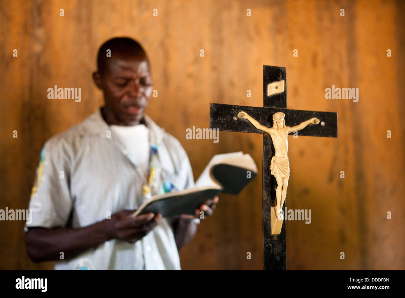 Jesus kreuzigung afrika -Fotos und -Bildmaterial in hoher Auflösung – Alamy