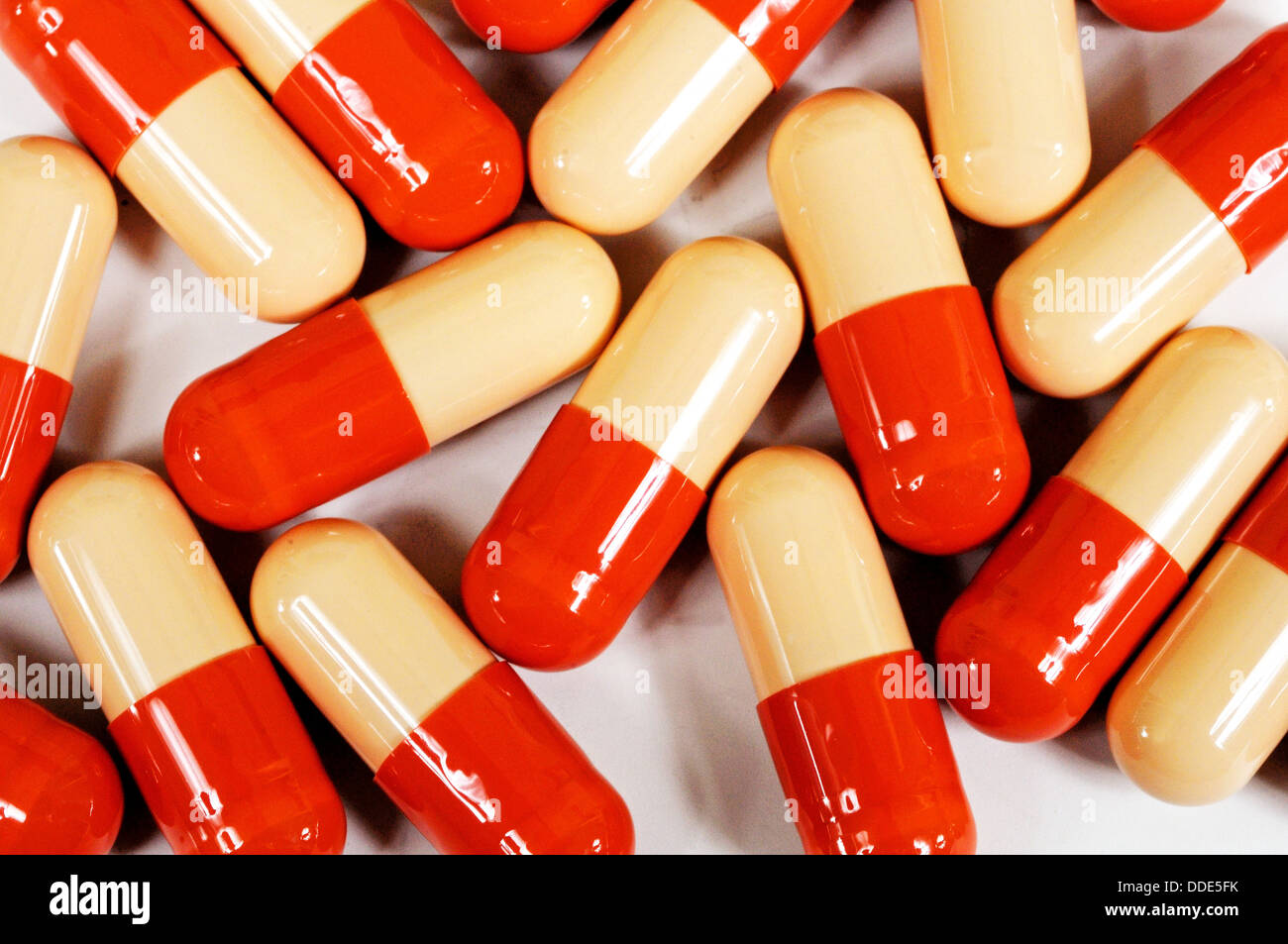 Omeprazol kapseln -Fotos und -Bildmaterial in hoher Auflösung – Alamy