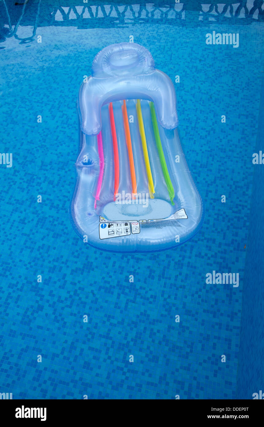 Aufblasbarer pool -Fotos und -Bildmaterial in hoher Auflösung – Alamy