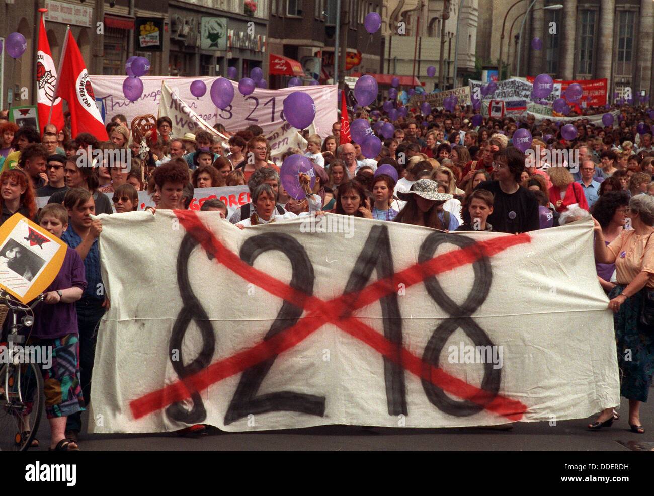 Etwa 2000 Menschen, vor allem Frauen, gegen Paragraph 218 in Berlin am 20. Juni 1992 ...