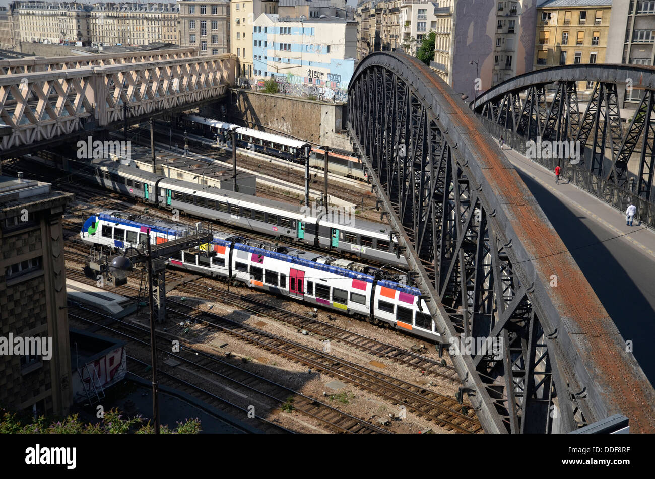 Eisenbahnen in paris -Fotos und -Bildmaterial in hoher Auflösung ...