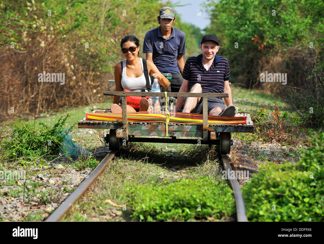 Die Bamboo Train Touristen fahren in Battambang, Kambodscha ...