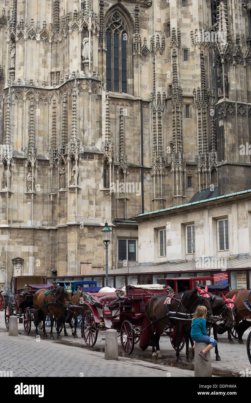 Kleines Mädchen saß da und beobachtete die "Flaker" Kutsche Pferde ...