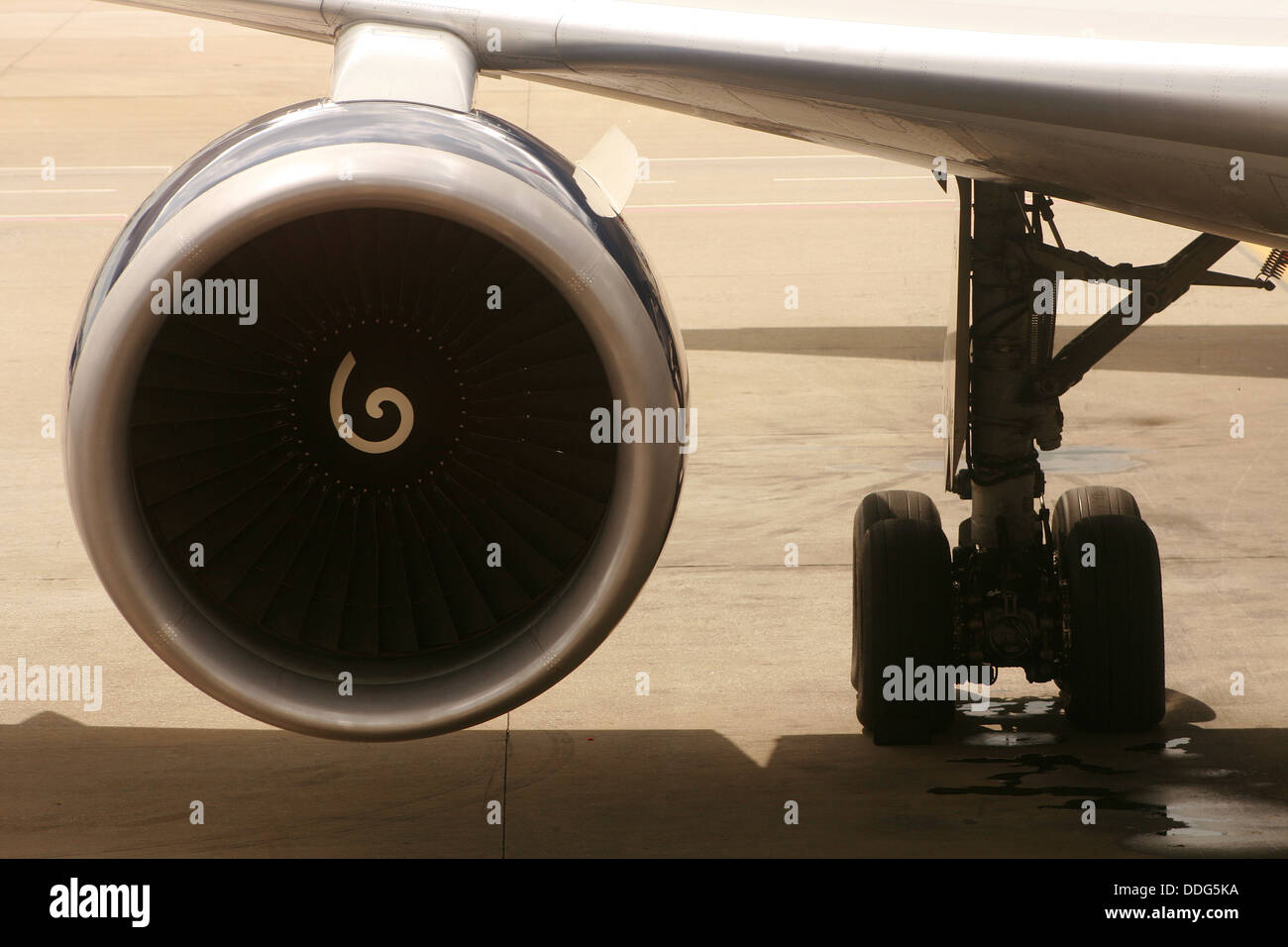 Fahrwerk flugzeug -Fotos und -Bildmaterial in hoher Auflösung – Alamy