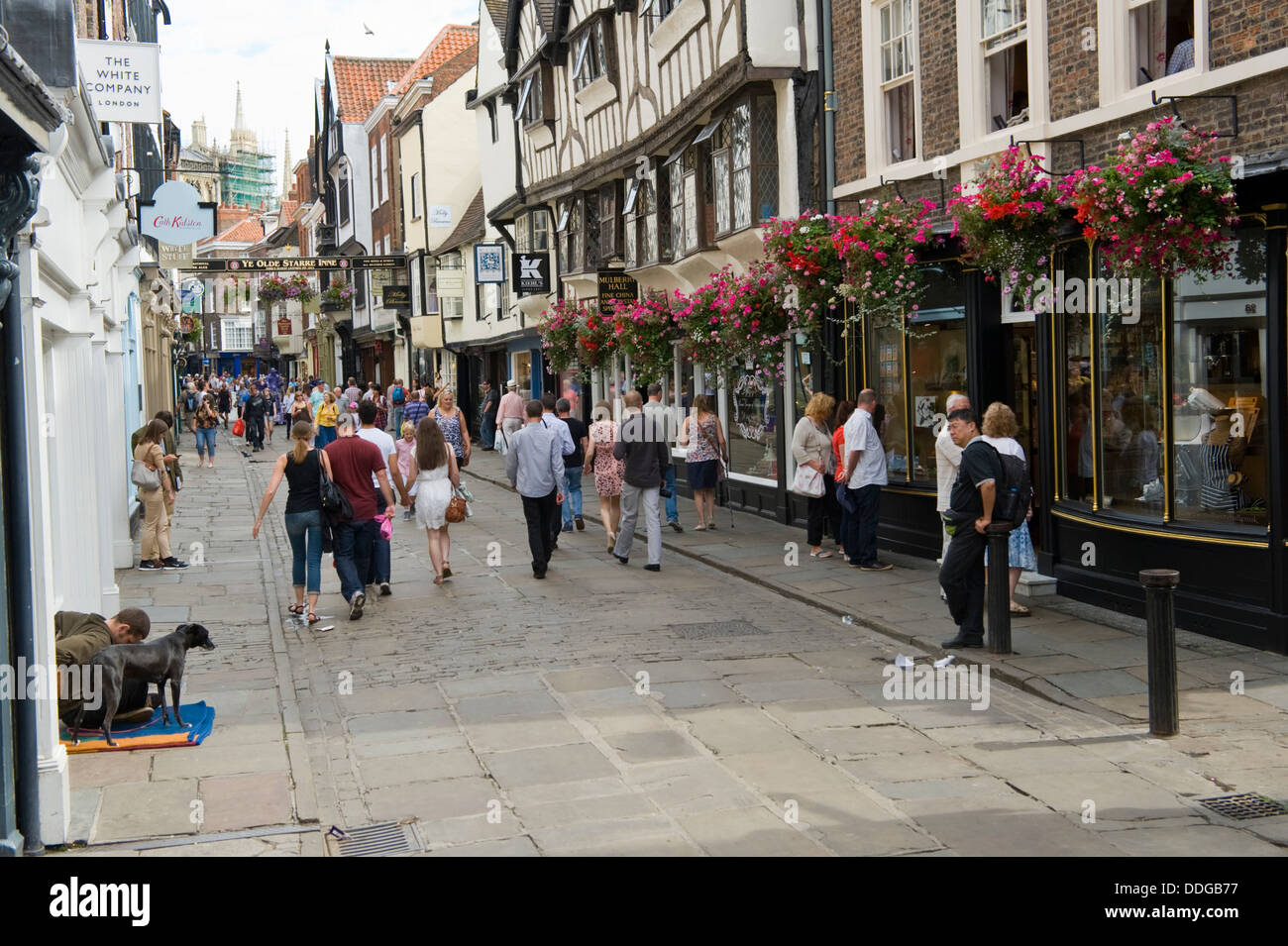 Shopping-Fans und Touristen an der High Street in der Innenstadt von ...
