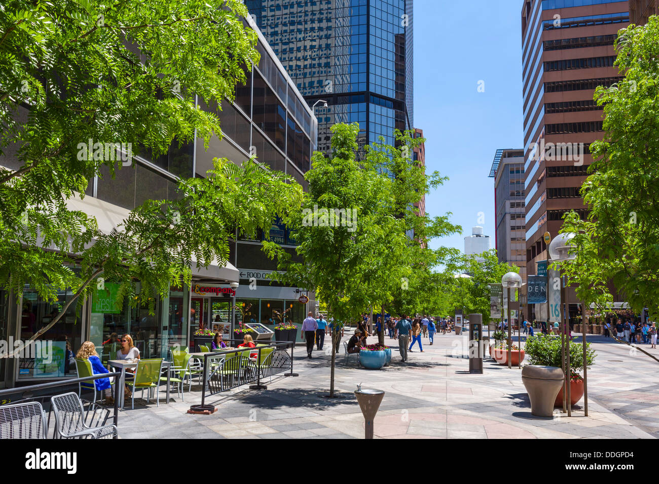 Café und Geschäfte in der Fußgängerzone 16th Street Mall in der ...