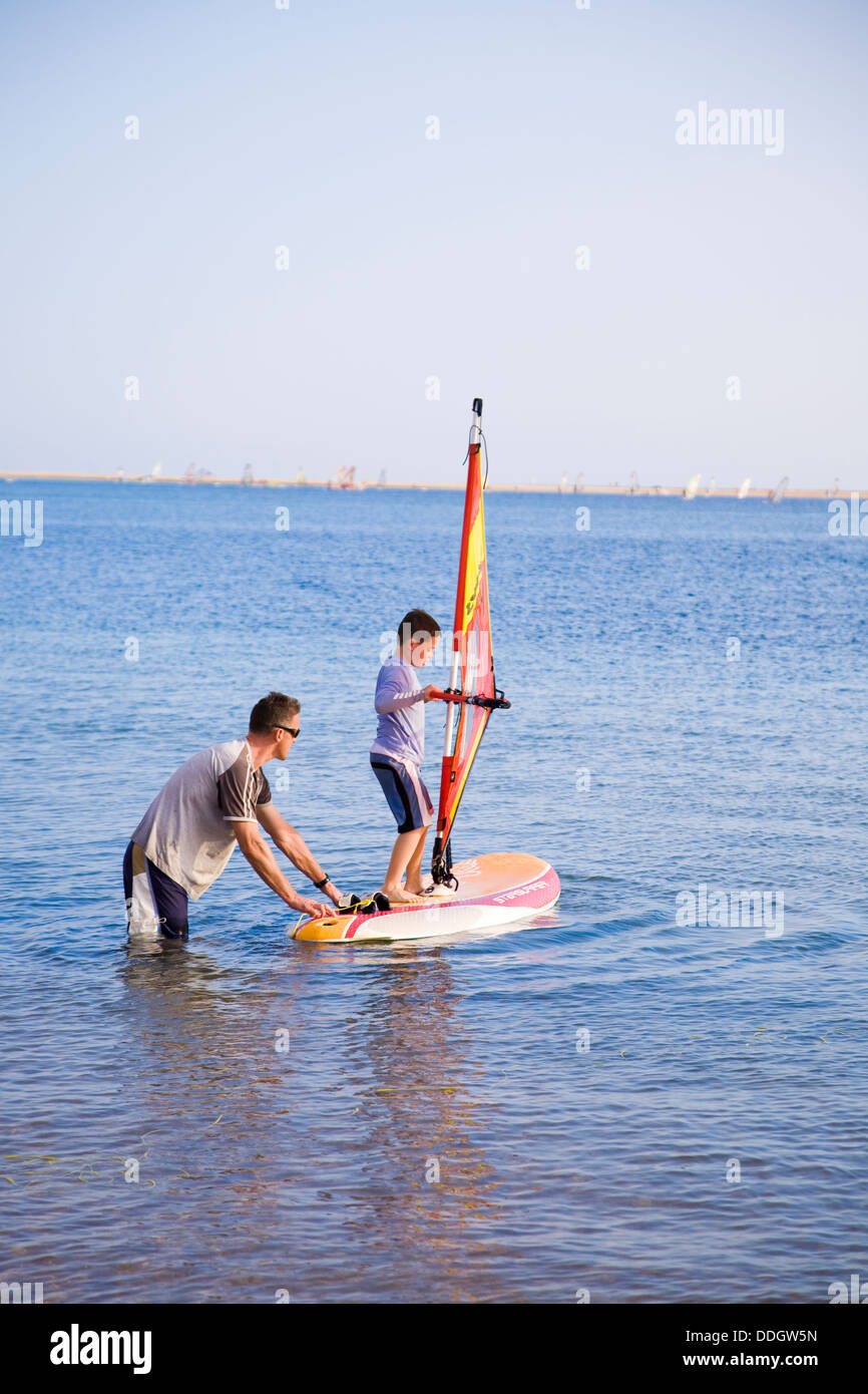 Windsurfen ist ein beliebtes Verfolgung im Hilton Dahab Resort am Golf ...