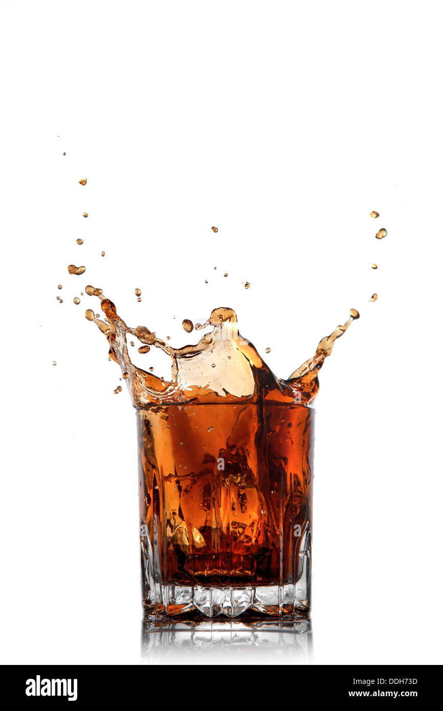 Spritzer Cola in Glas isoliert auf weiss Stockfotografie - Alamy
