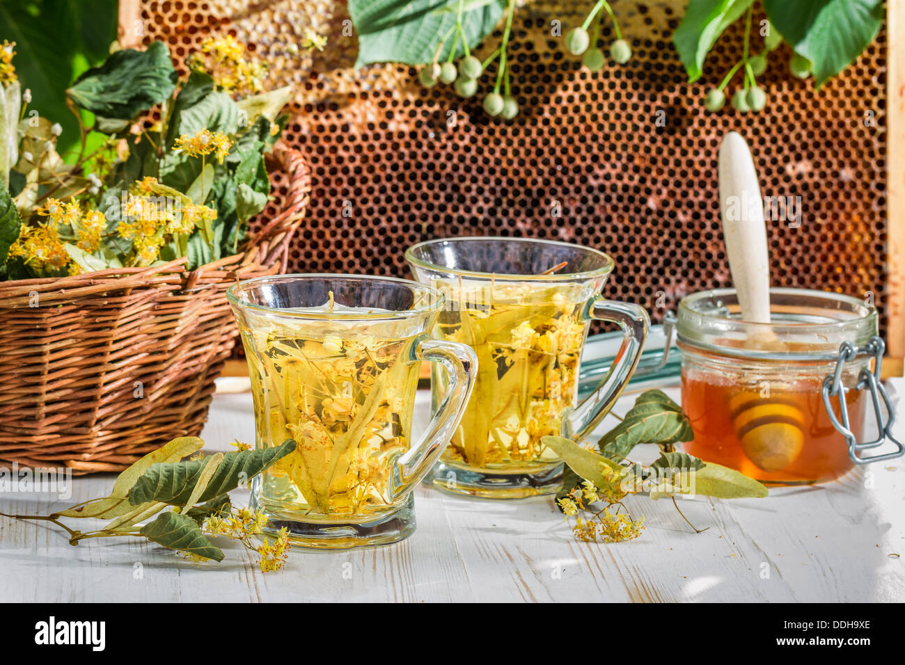 Tee mit Limette und Honig serviert im Garten Stockfotografie - Alamy