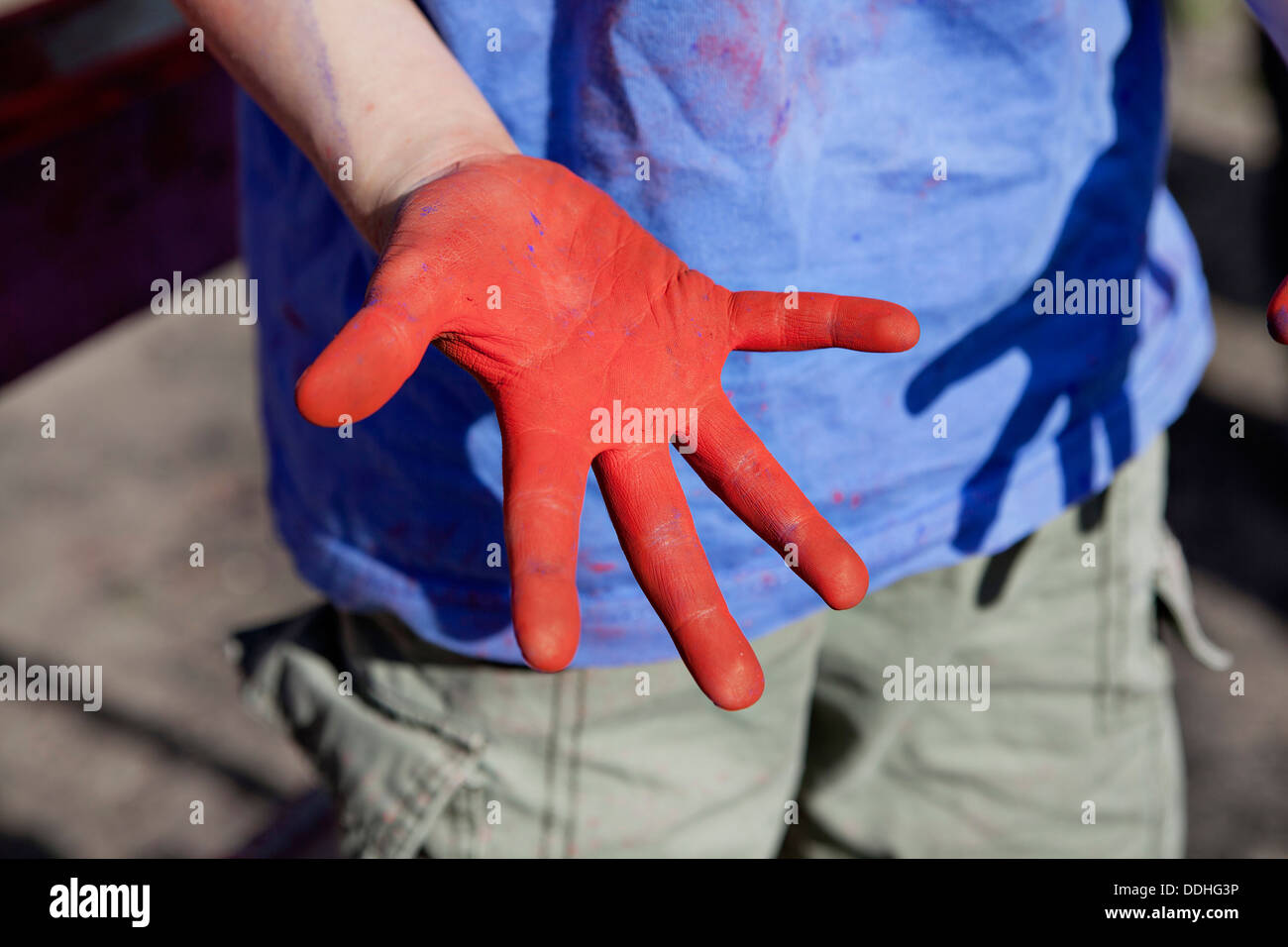 Deutschland, Nordrhein-Westfalen, Köln, menschliche hand mit Farbe ...