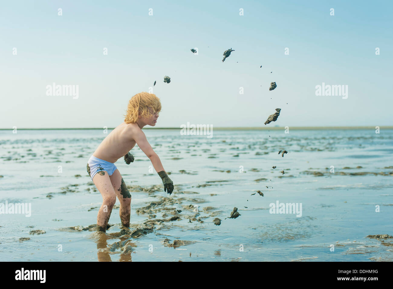 Kind Spielt Im Schlamm Stockfotos und -bilder Kaufen - Alamy