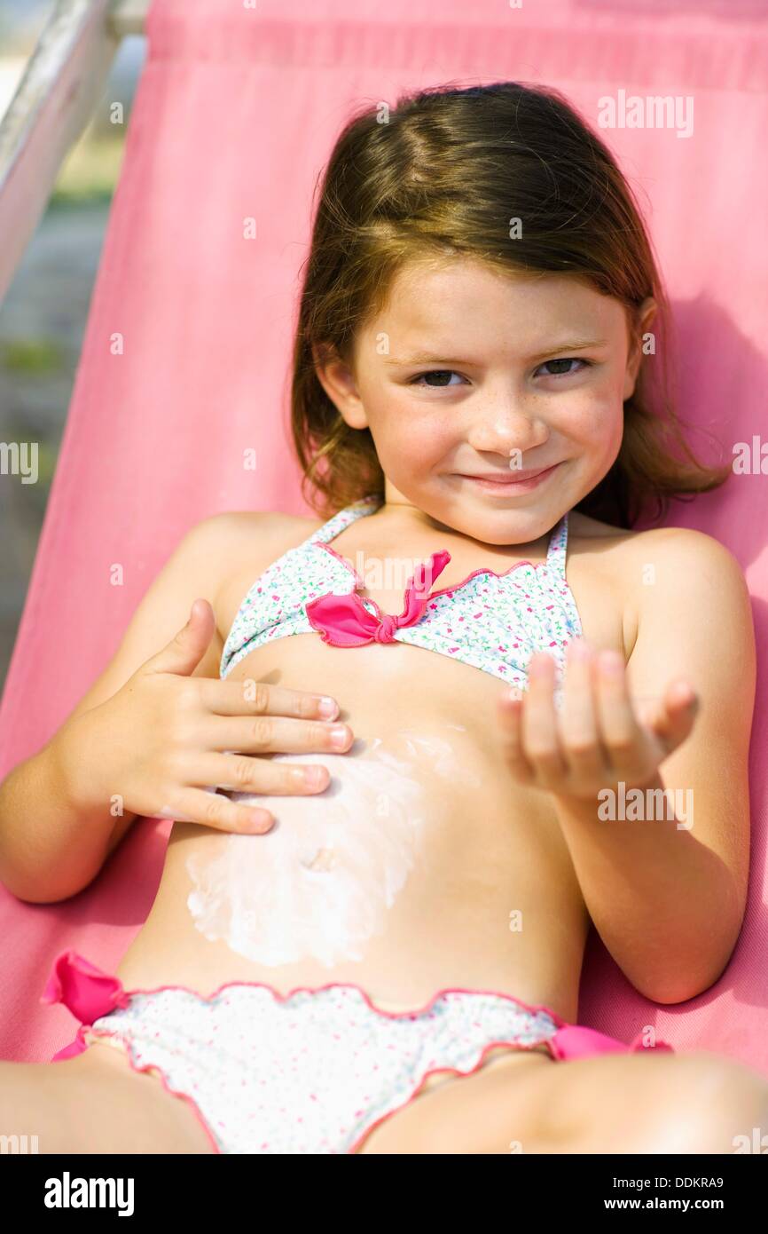 Mädchen kinder bikini bauch -Fotos und -Bildmaterial in hoher Auflösung – Alamy