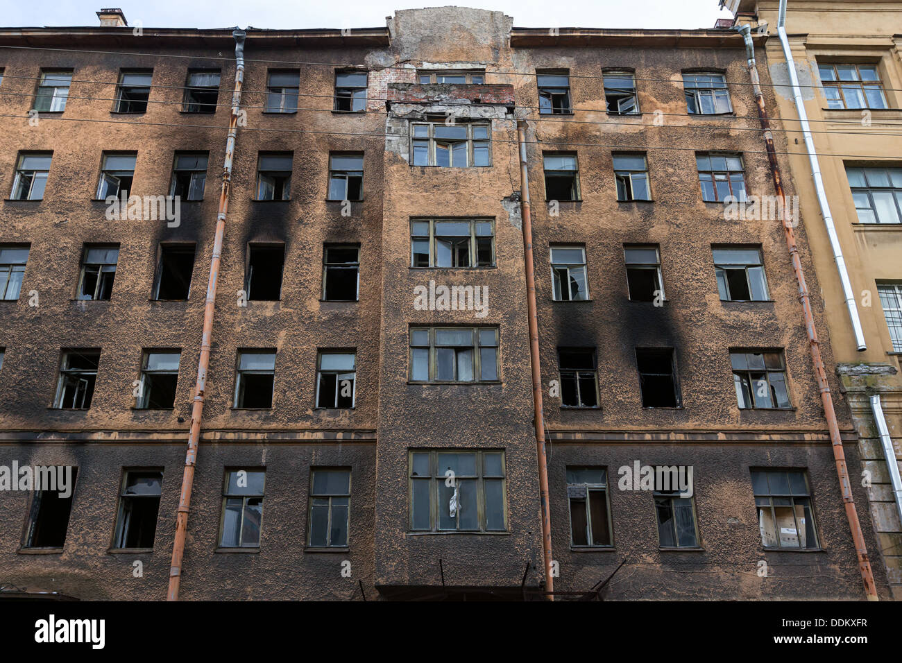 Verbranntes gebäude -Fotos und -Bildmaterial in hoher Auflösung – Alamy