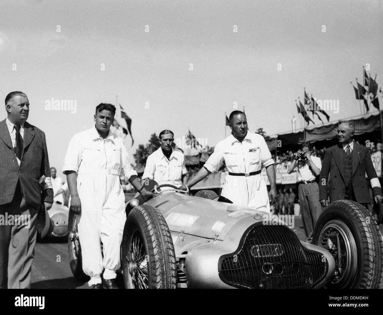 Alfred Neubauer mit Mercedes Auto zu Beginn des Grand Prix von Italien ...