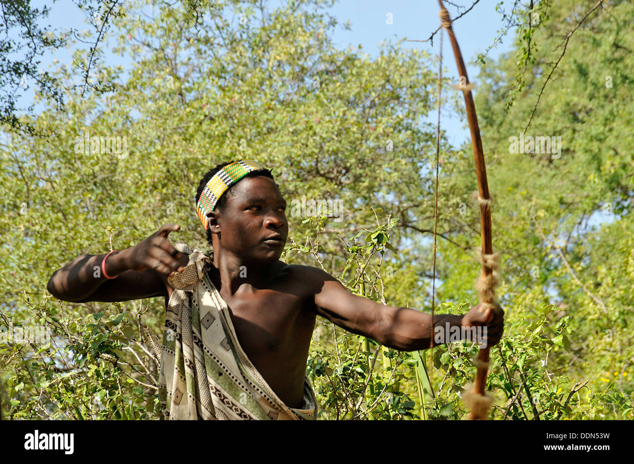 Hadzabe hadza tribe hunting bow -Fotos und -Bildmaterial in hoher ...