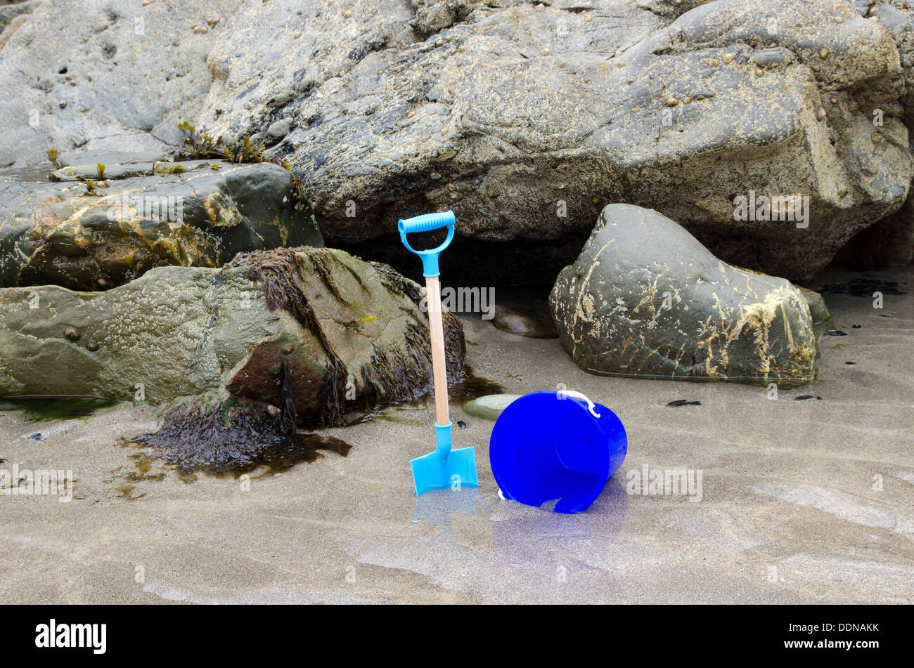 Kind mit eimer und spaten -Fotos und -Bildmaterial in hoher Auflösung ...