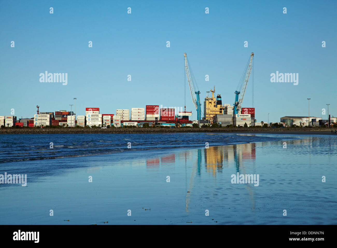 Container und schiff im hafen von timaru -Fotos und -Bildmaterial in ...