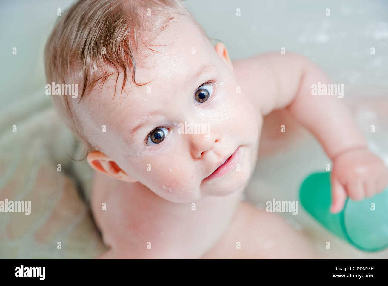 Baby badetin wanne -Fotos und -Bildmaterial in hoher Auflösung – Alamy