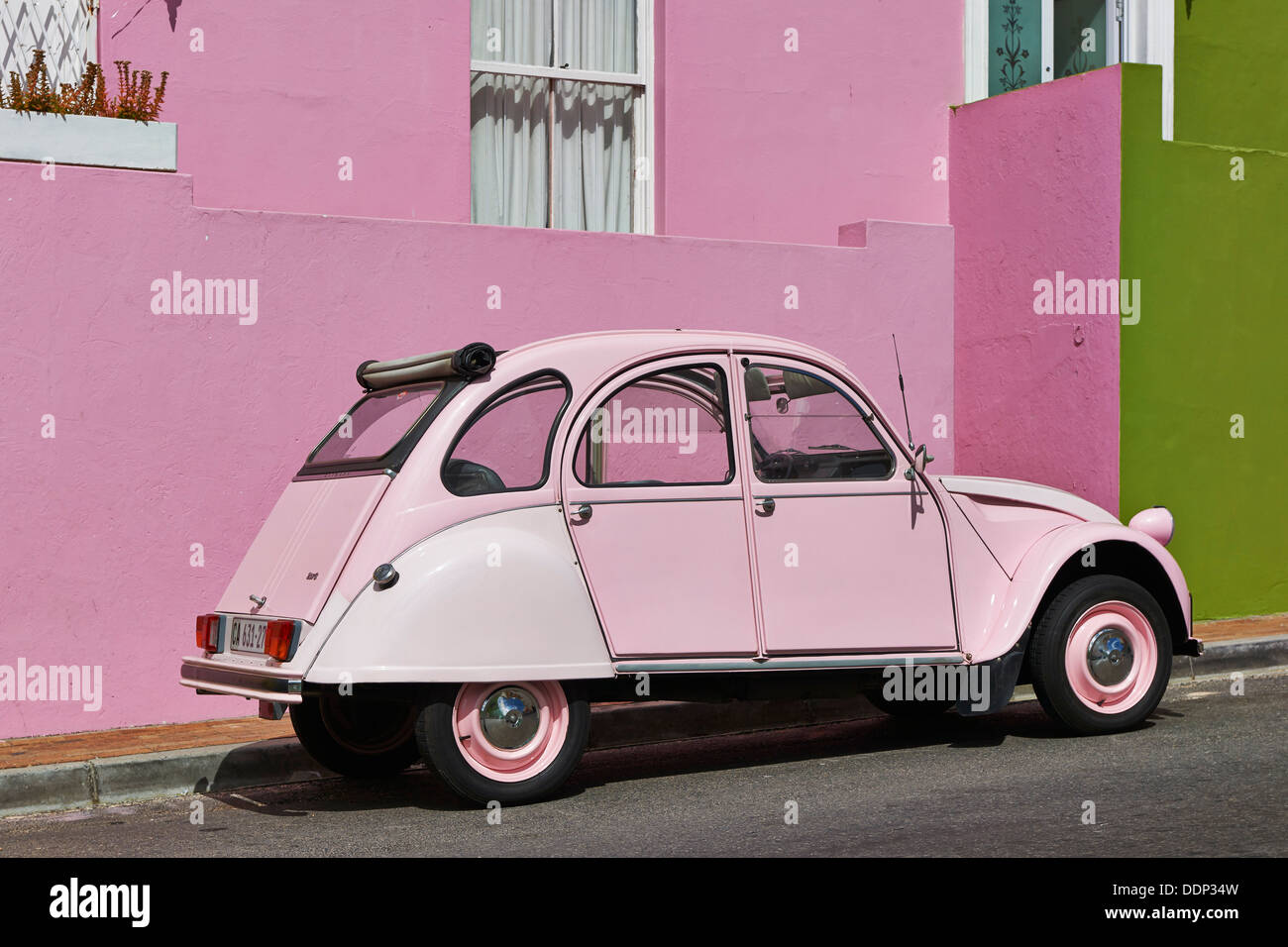 Citroen 2cv front -Fotos und -Bildmaterial in hoher Auflösung – Alamy
