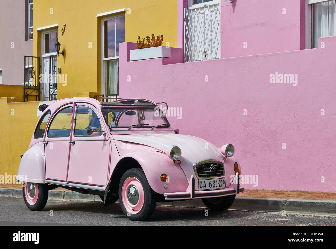 Citroen 2cv front -Fotos und -Bildmaterial in hoher Auflösung – Alamy