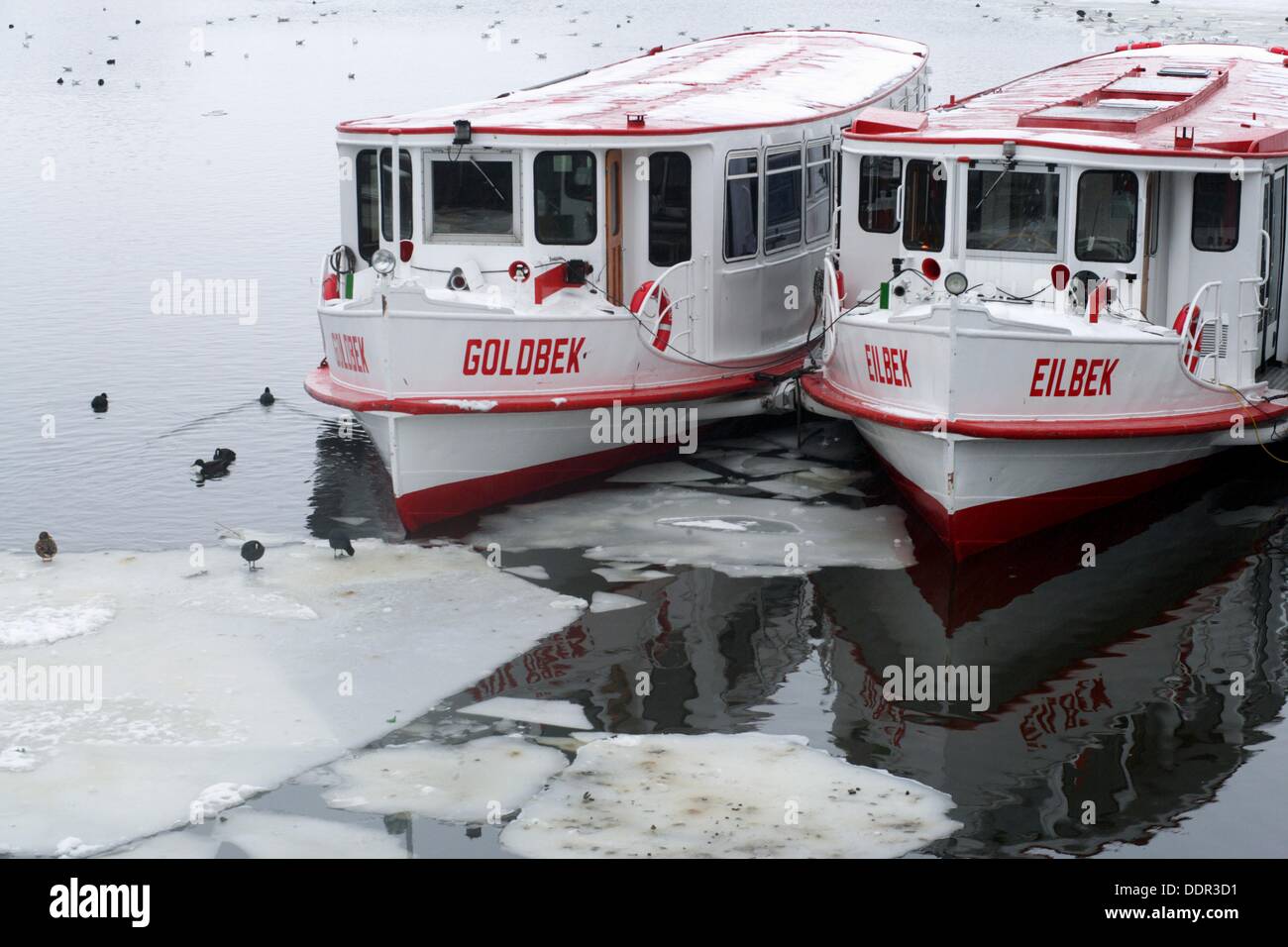 Zwei Pkw Ausflugsschiffe der Alster-Boot-Flotte in weiß mit rotem Dach ...