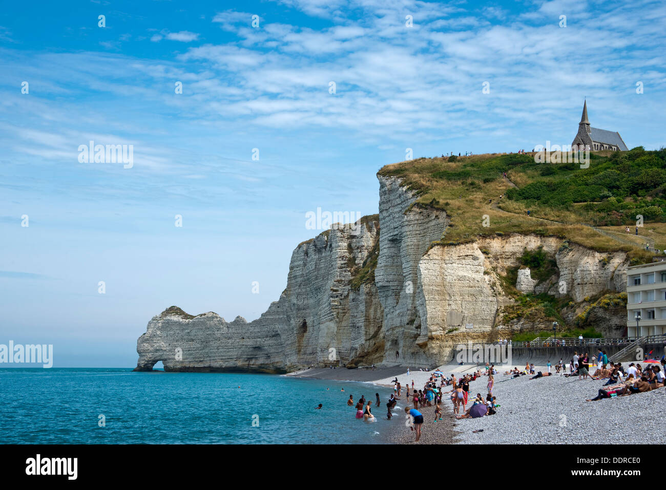 Der Strand und die Klippen von Etretat im Sommer - Haute-Normandie ...