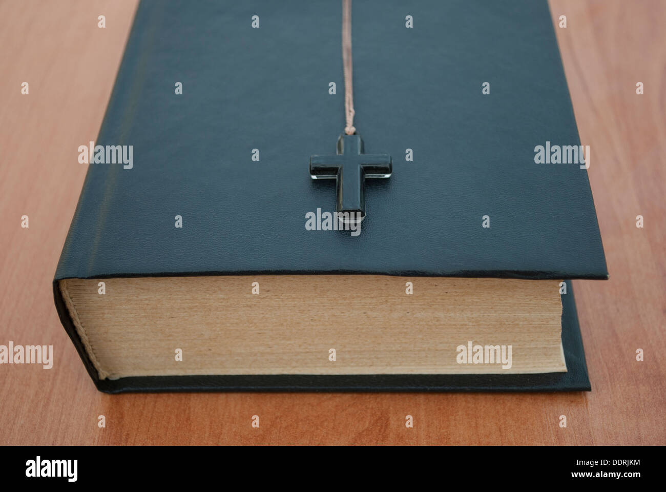 Bibel liegend -Fotos und -Bildmaterial in hoher Auflösung – Alamy