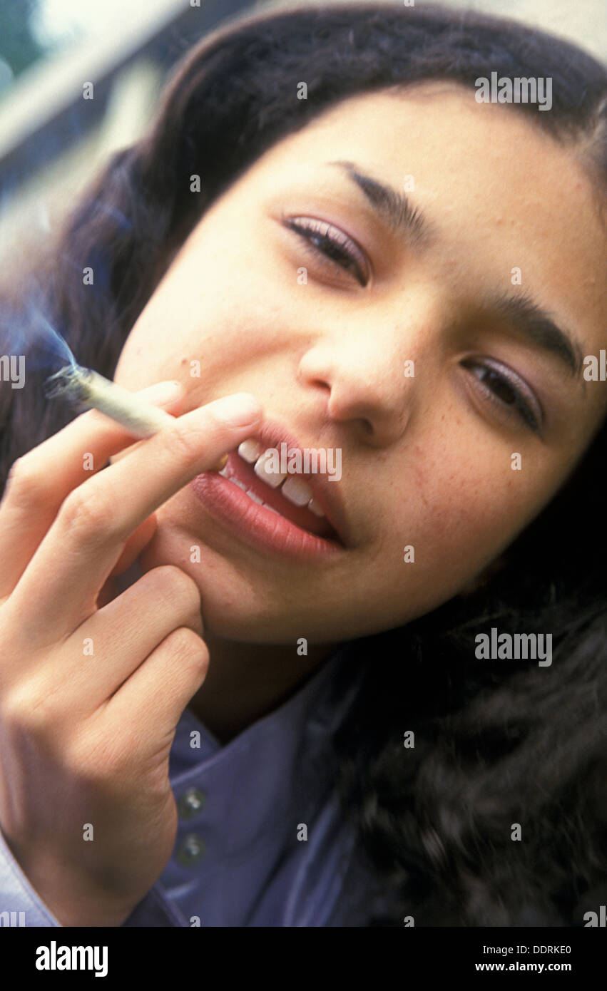 Teenager-Mädchen mit Haltung Rauchen Stockfotografie - Alamy Teenager-Mädchen mit Haltung Rauchen Stockfotografie - Alamy