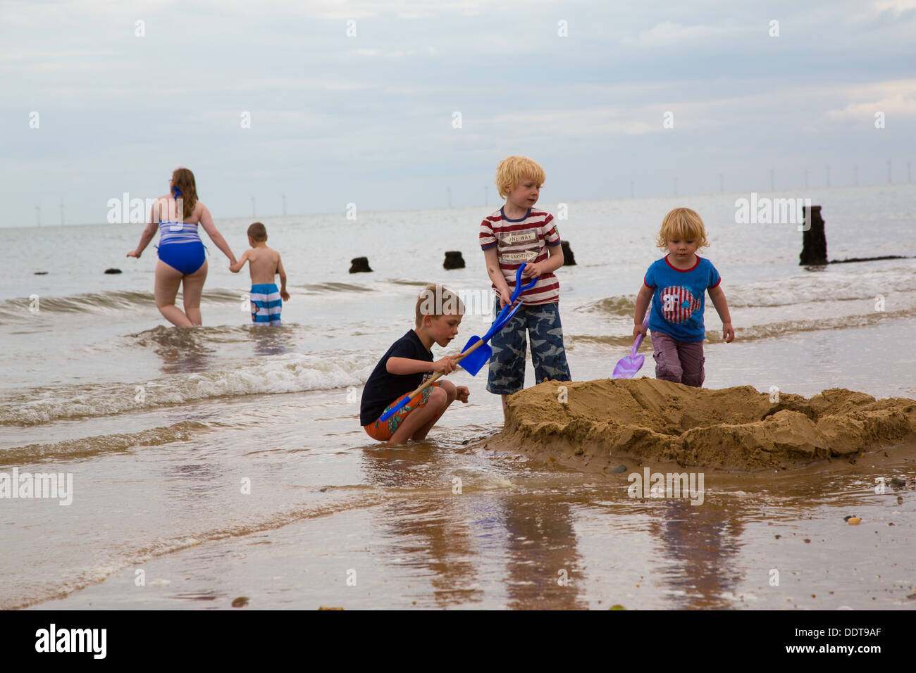 Kinder uk strand -Fotos und -Bildmaterial in hoher Auflösung – Alamy