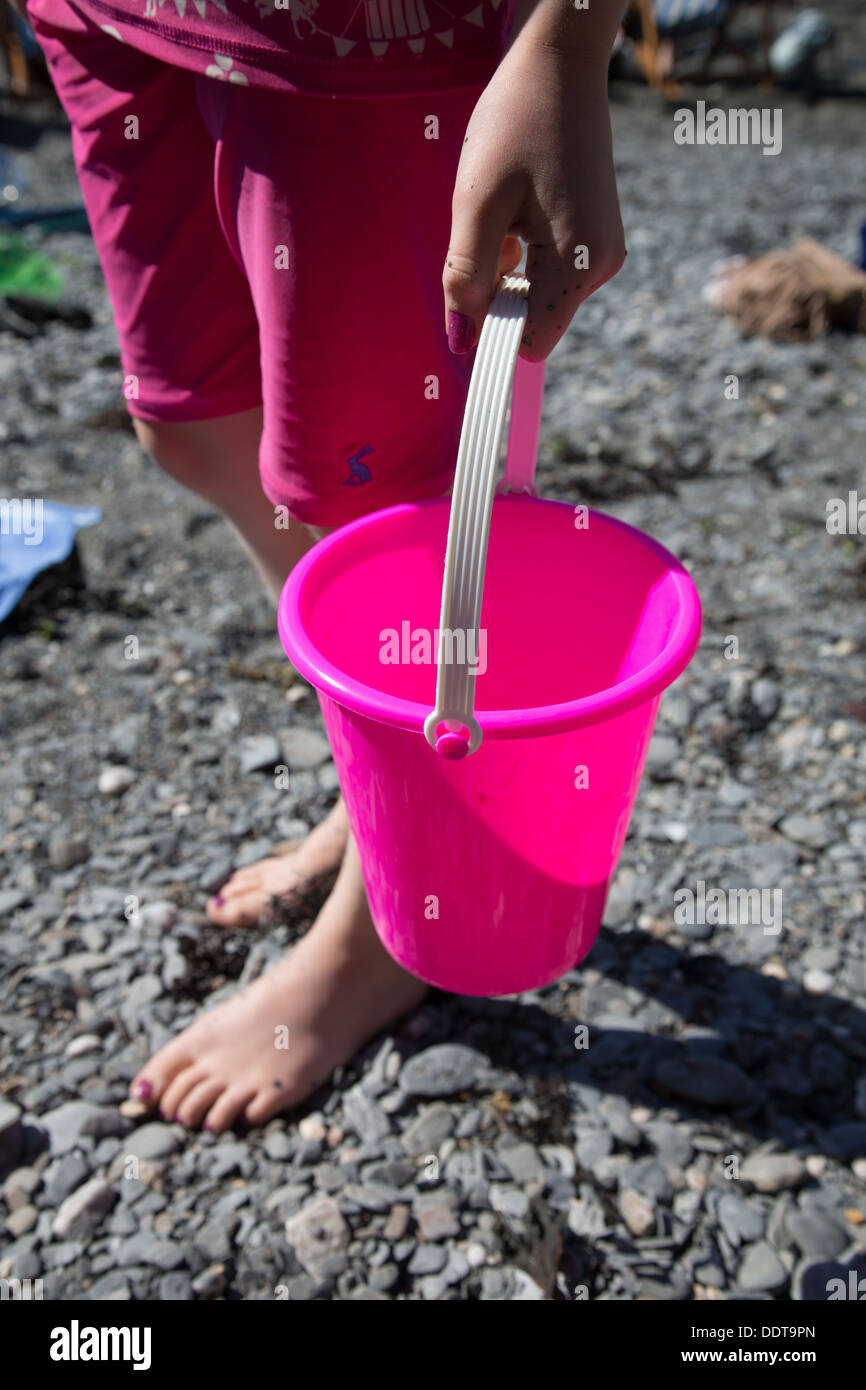 Das kind mit einem eimer Stockfotos und -bilder Kaufen - Alamy