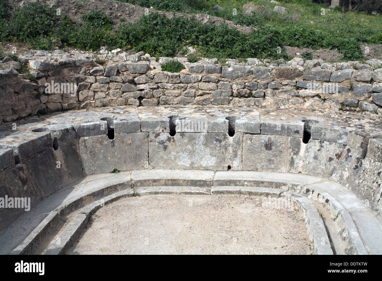 Ancient public latrines -Fotos und -Bildmaterial in hoher Auflösung – Alamy