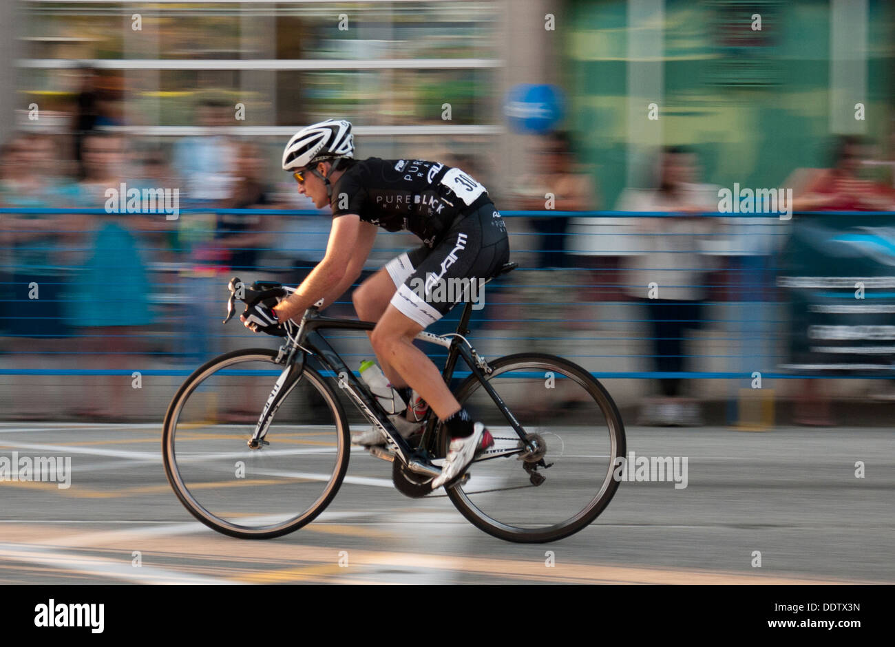 Profi radsport teamfahrzeug -Fotos und -Bildmaterial in hoher Auflösung ...