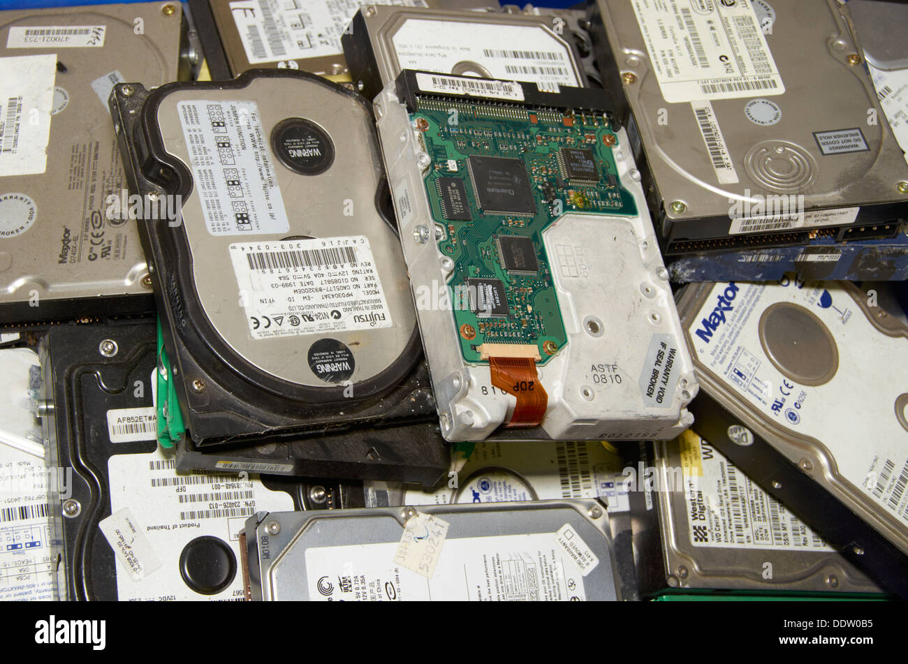 Computer Festplatte fährt darauf warten, zerlegt werden (Recycling) für ...