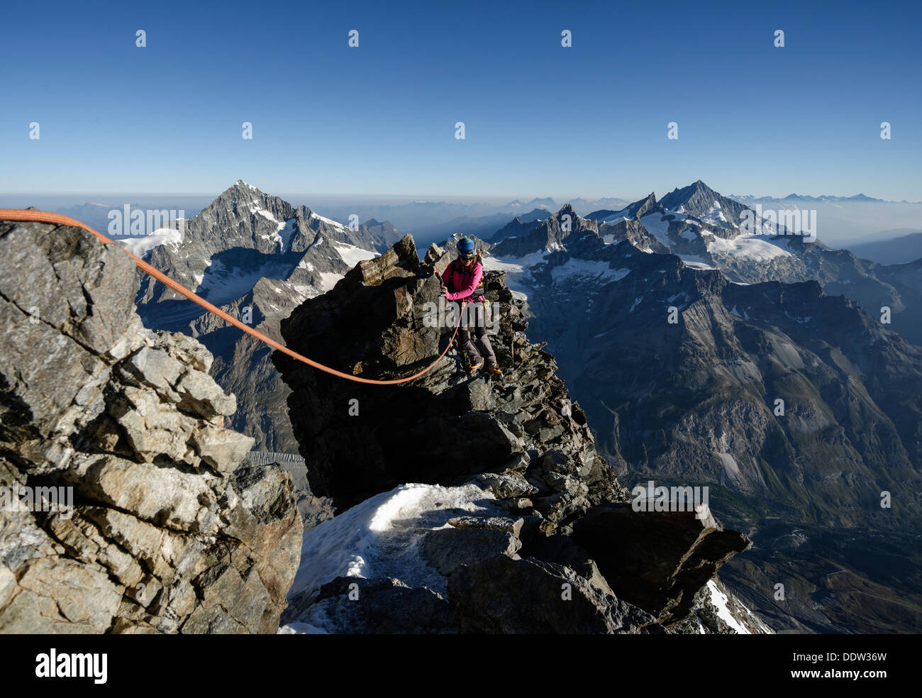Ein bergsteiger am matterhorn -Fotos und -Bildmaterial in hoher ...