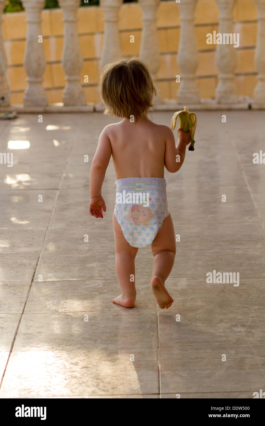 Kind in einer windel -Fotos und -Bildmaterial in hoher Auflösung – Alamy