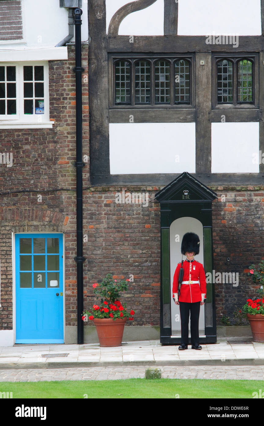 Guard at tower of london -Fotos und -Bildmaterial in hoher Auflösung ...