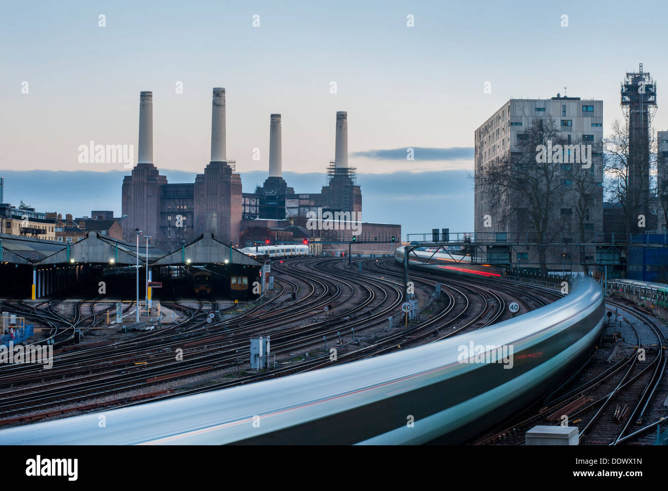 Battersea power station train -Fotos und -Bildmaterial in hoher ...