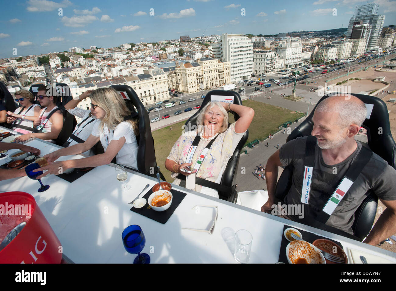Senioren rentner tisch -Fotos und -Bildmaterial in hoher Auflösung – Alamy
