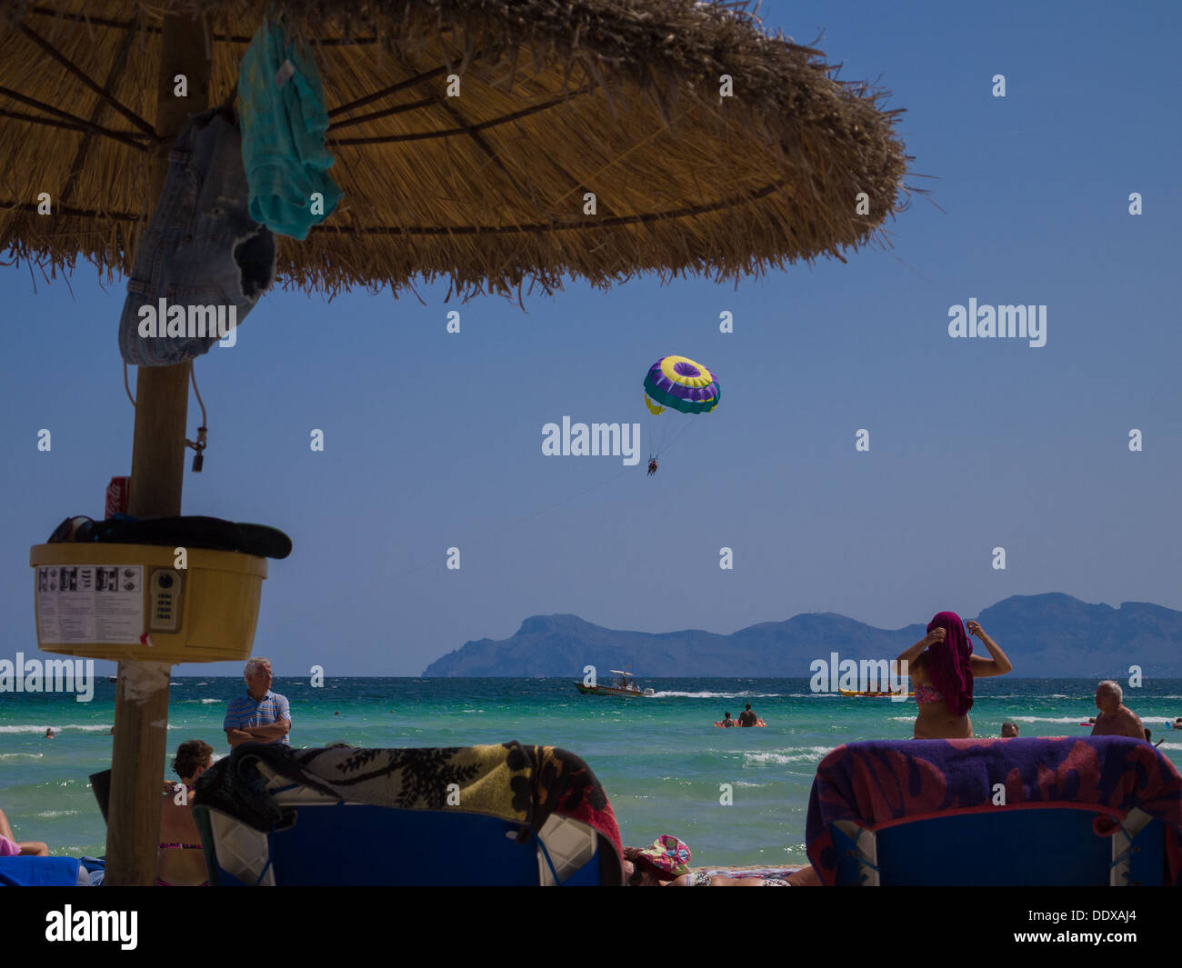 Sonnenliege am strand -Fotos und -Bildmaterial in hoher Auflösung – Alamy