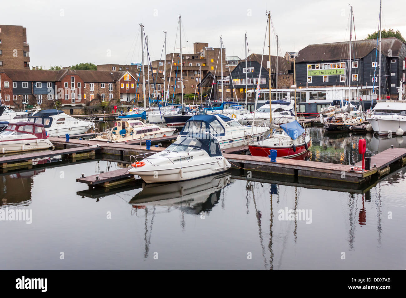 Reflexionen der masten von yachten -Fotos und -Bildmaterial in hoher ...