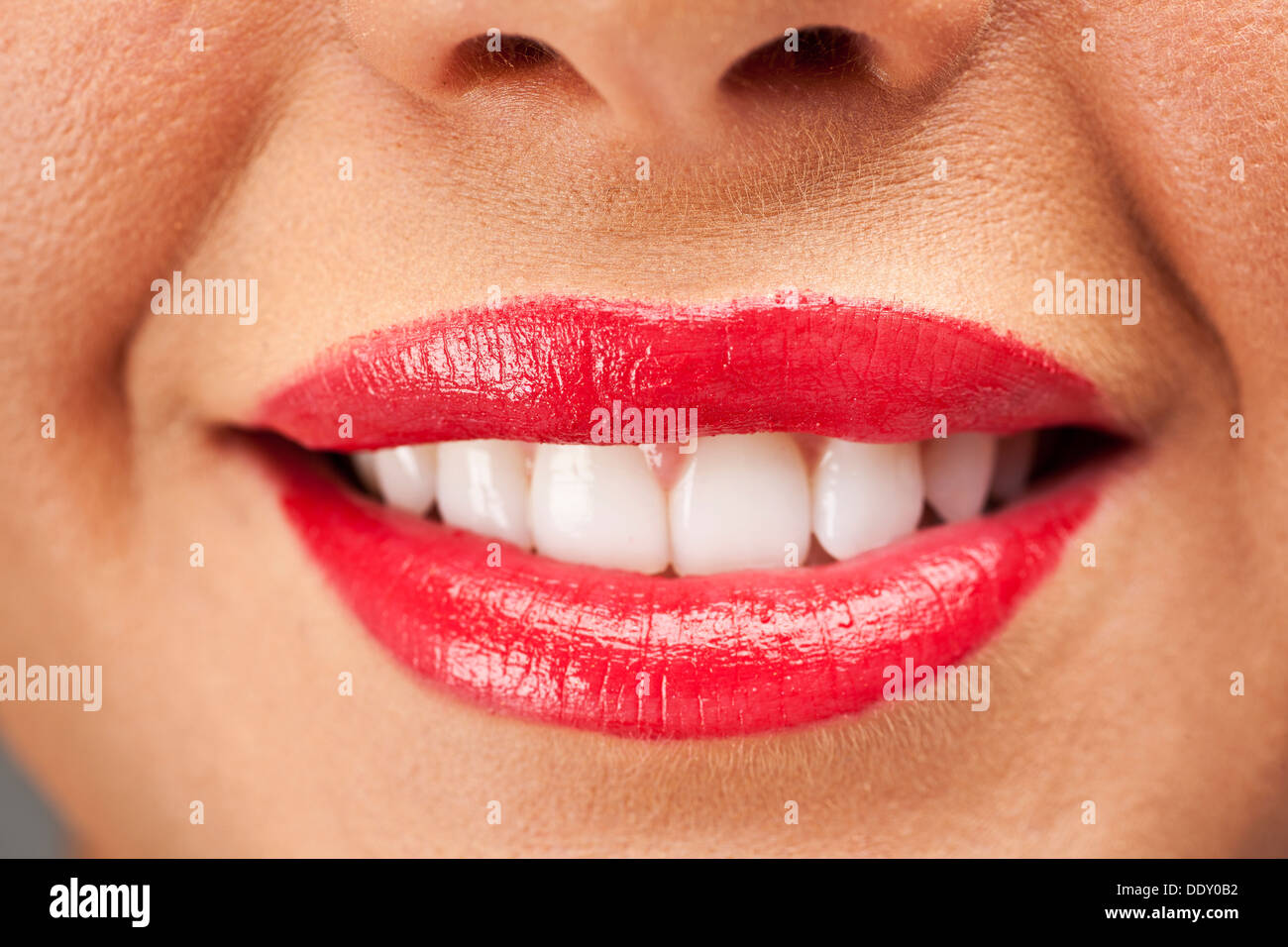 Lächelnde lippen -Fotos und -Bildmaterial in hoher Auflösung – Alamy