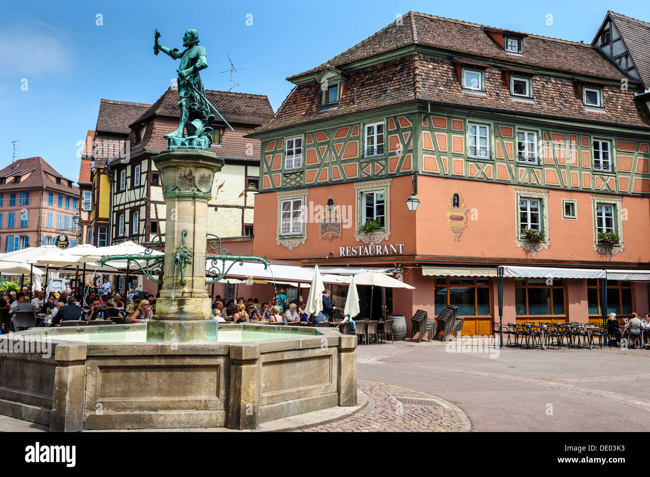 Straßenszene in der Altstadt von Colmar, Elsass, Frankreich ...