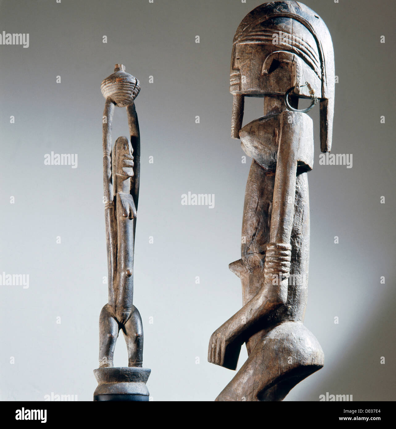 Geschnitzte holz und metallskulpturen -Fotos und -Bildmaterial in hoher ...