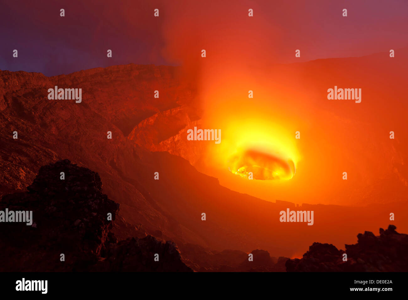 Kochendem Lavasee im Krater des Mount Nyiragongo Stockfotografie - Alamy