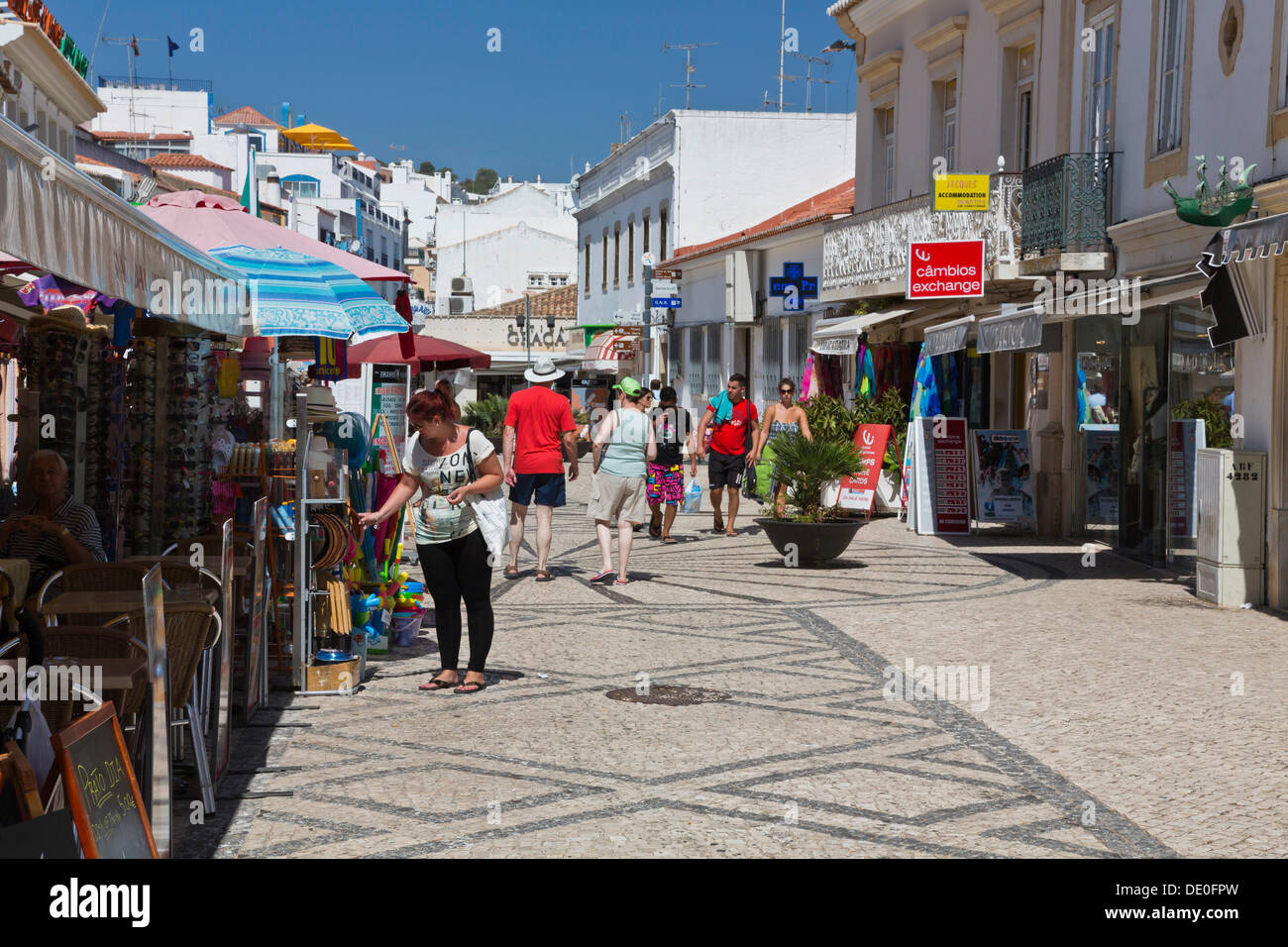 Albufeira einkaufsstraße -Fotos und -Bildmaterial in hoher Auflösung ...